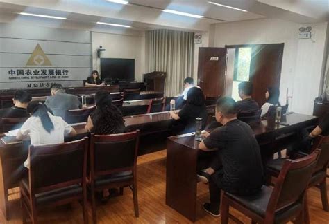 农发行礼泉县支行开展“读书学习班”活动保密员工进行