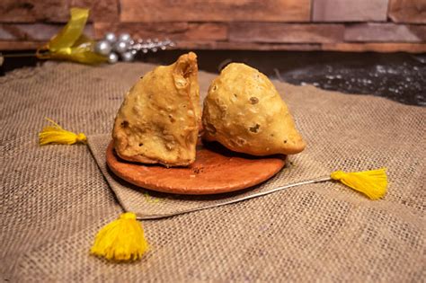 방글라데시 패스트 푸드의 어두운 배경에서 고립 된 접시에 제공되는 야채 Singara 0명에 대한 스톡 사진 및 기타 이미지 0명 가득 찬 감자 요리 Istock