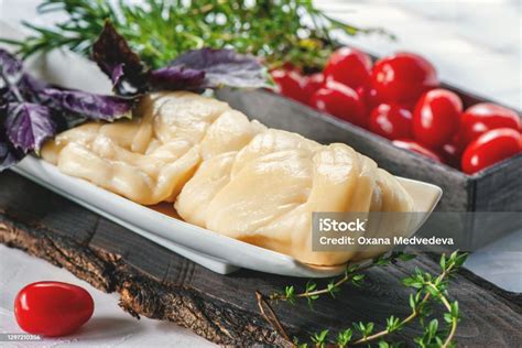 토마토와 바질을 곁들인 섬세한 화이트 섬유 농장 치즈 세실 러시아 농장 치즈 천연 제품 0명에 대한 스톡 사진 및 기타 이미지 0명 그리스 음식 농장 Istock