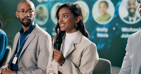 비즈니스 정상 회담 및 여성 연사 토크 리더십 사람들과 함께 청중을 위한 프레젠테이션 및 토론 혁신 마이크 및 무역 박람회 또는 대중 연설 기업가 및 패널 발표자 연설가에