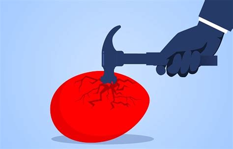 손톱 망치를 들고 손은 계란을 부러 비즈니스 컨셉 일러스트 달걀에 대한 스톡 벡터 아트 및 기타 이미지 달걀 망치 깨짐 Istock