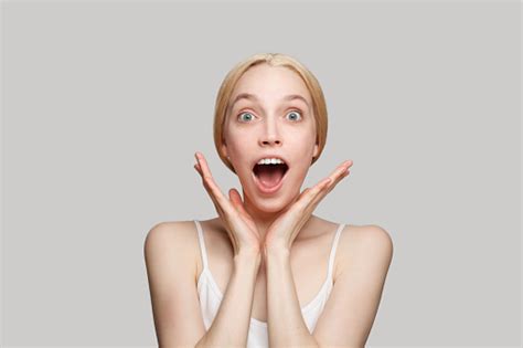 회색 배경에 고립된 행복한 퇴장당한 놀란 여자의 초상화 미용 화장품 스킨케어 글래머 20 24세에 대한 스톡 사진 및 기타 이미지 20 24세 감각 지각 건강한 생활