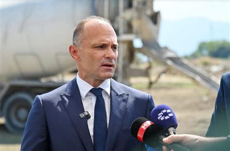 „Приказни за мали деца“ Филипче за тврдењата на владата дека нема пари за повисоки плати