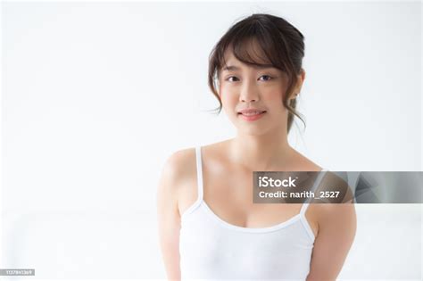 화장품의 아름 다운 젊은 아시아 여자 메이크업의 초상화 여자 행복 하 고 미소 매력적인 피부 관리 및 의료 개념 집에서 침실에 웰빙과 완벽 한 아름다움의 얼굴 가정 생활에