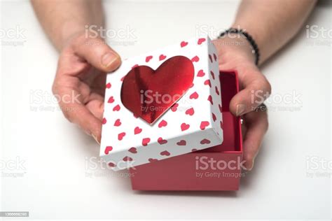 흰색 배경에 인쇄 된 하트가있는 빨간색과 흰색 판지 상자를 여는 여성의 손 개념에 대한 스톡 사진 및 기타 이미지 개념 개념과 주제 공휴일 Istock