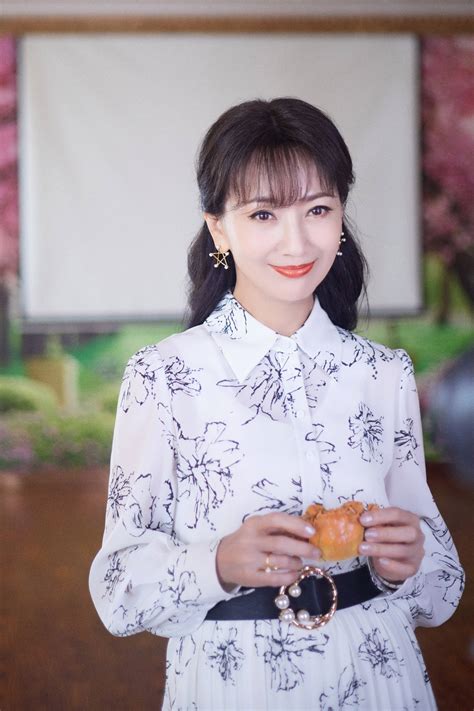 赵雅芝手拿螃蟹温柔娴静 穿白色连衣裙秀优雅体态 搜狐大视野 搜狐新闻