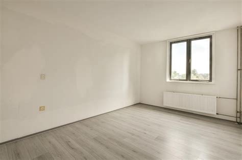 창문과 라디에이터가 있는 빈 방 프리미엄 사진