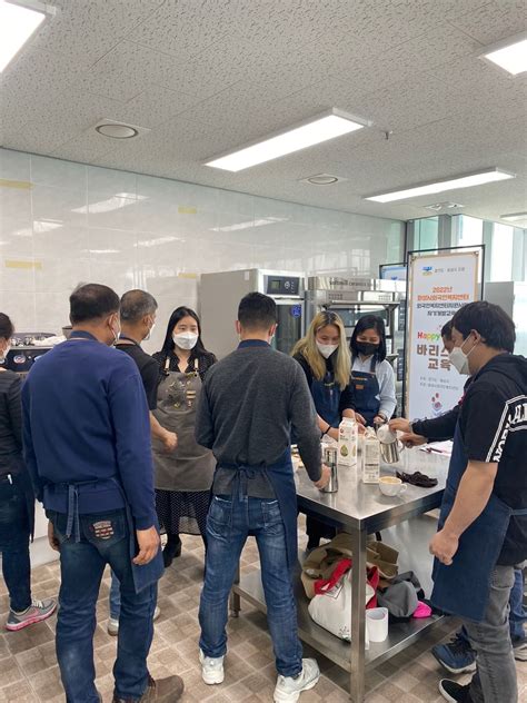 220327 일요일 바리스타 교육을 열정적으로 경청하는 외국인분들의 모습입니다 바리스타 교육뿐만 아니라 외국인들이 한국 사회에서 다양한 진로를 택할 수 있게끔 많은