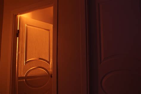 해질녘에 집으로 들어오는 빛의 반사 문을 통해 들어오는 햇빛 평화와 희망 테마 사진 바닥재에 대한 스톡 사진 및 기타 이미지