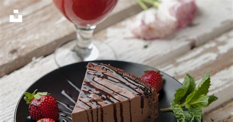 딸기와 와인 잔 옆에 초콜릿 케이크 사진 Unsplash의 무료 케이크 이미지