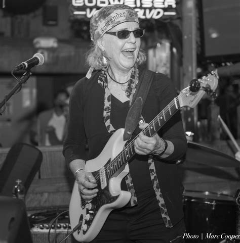 무료 이미지 사람 검정색과 흰색 화이트 바 여자 니콘 음악가 검은 단색화 캘리포니아 Bw 남부 지방