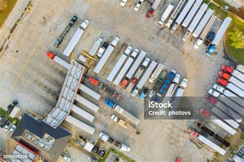 휴게소는 고속도로 의 주차장에 트럭의 다양한 유형에 트럭 정지를 배치 유통 창고에 대한 스톡 사진 및 기타 이미지 유통 창고 트럭 픽업 트럭 Istock