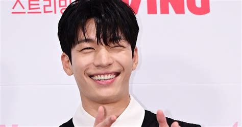 위하준 졸업 포즈[포토엔hd]