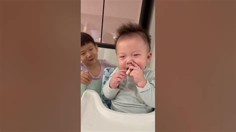 까까 먹어요~ 동생이랑 장난치고 싶은 형아~ 사랑둥이 내아들 아들 둘째 첫째 간식 간지럼 사이좋은 형제 아들육아 Youtube