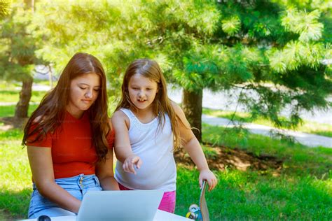 두 자매 휴식 아름 다운 여름 정원 화창한 날에 야외에서 노트북 놀이 사진 Unsplash의 랩톱 이미지