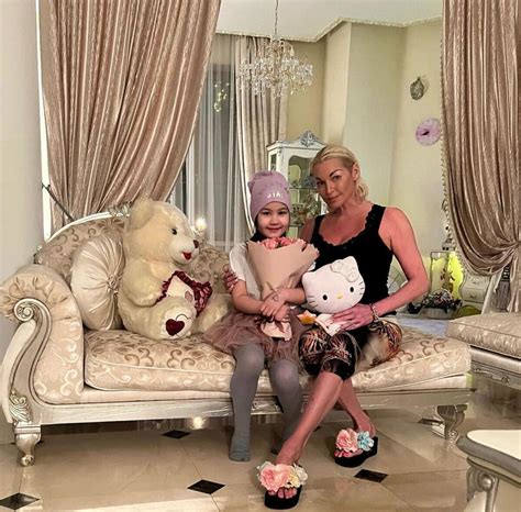 Отвергнутая дочерью Анастасия Волочкова таки нашла способ засветится на школьной линейке ТОП