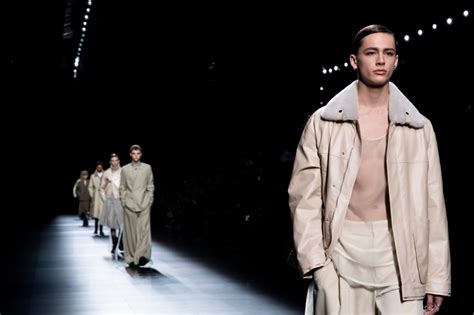 Почему на последнем показе Dior Homme Роберт Паттинсон и Гвендолин ...