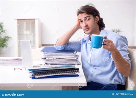 Empregado Do Sexo Masculino Novo Que Trabalha Em Casa Foto De Stock