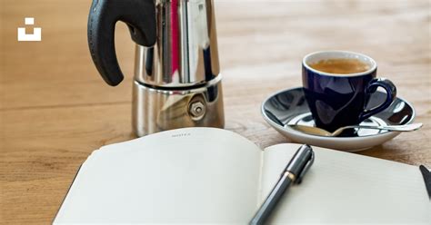 흰색과 파란색 세라믹 머그잔에 흰색 세라믹 접시 옆에 은색과 검은색 주전자 사진 Unsplash의 무료 커피 이미지