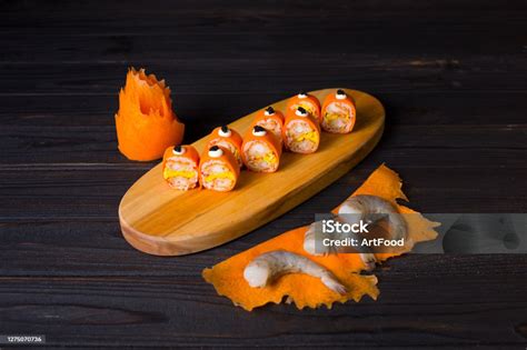 나무 접시에 당근 조각으로 싸여 쌀없이 일본 초밥 롤의 측면 보기 0명에 대한 스톡 사진 및 기타 이미지 0명 Ebi Tempura 건강한 생활방식 Istock