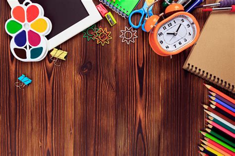 학교 로 돌아가기 배경 개념입니다 나무 배경에 학교 용품 카피 스페이스가있는 교육 배경 개념 맨 위 보기 학교로 돌아가기 0명에 대한 스톡 사진 및 기타 이미지 Istock