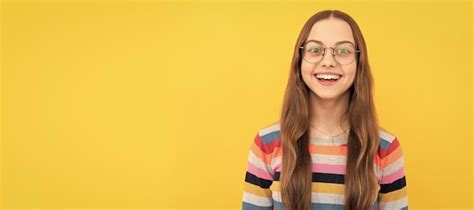 Colegiala Feliz Nerd Chica Adolescente En Anteojos Para Gafas De Visión