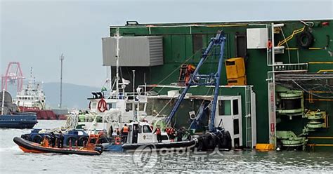 80m 크레인 바지선 넘어져1명 실종종합2보
