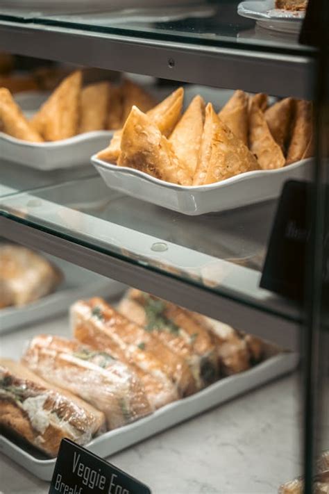 Produtos Assados Frescos Em Exposição Na Padaria · Foto Profissional