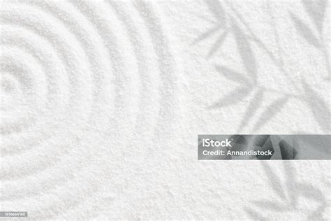 일본 선 정원 원에 대나무 잎 그림자가 있는 하얀 모래 표면 영적 패턴에 야자수 잎 그림자가 있는 모래 질감 조화 명상 개념과 같은 선 불교에 대한 스톡 사진 및 기타