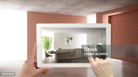 증강 현실 개념 인테리어 건설 현장에서 가구 및 디자인 제품을 시뮬레이션하는 데 사용되는 Ar 응용 프로그램과 손 잡고 태블릿 섬현대 흰색 부엌 가구에 대한 스톡 사진 및