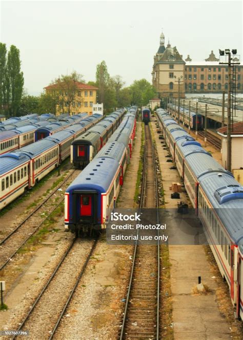 이스탄불의 오래 된 철도 역 입구입니다 레일 및 레일에 마차 기차 마차의 많은 작동 하지 않습니다 하 고 일부 수리를 기다리고 있습니다 0명에 대한 스톡 사진 및 기타