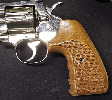 Colt Python Fancy Checkered Walnut Grip Herretts