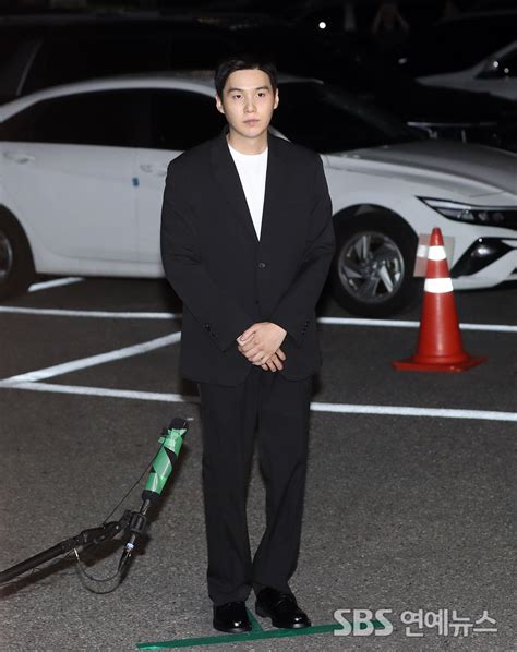 [e포토] 방탄소년단 슈가 경찰서 포토라인 앞에