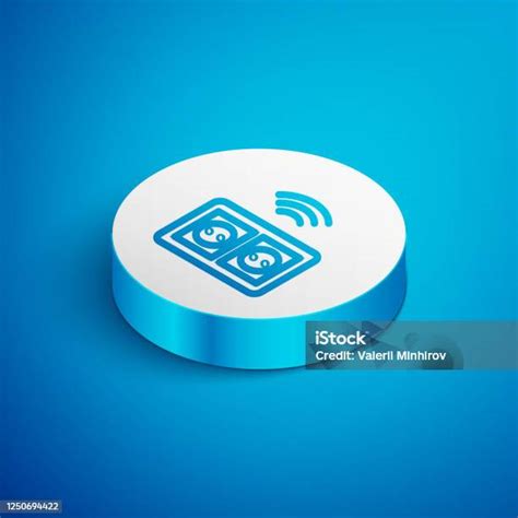 파란색 배경에 격리 된 등색 라인 스마트 전기 콘센트 시스템 아이콘 전원 소켓 무선 연결과 사물 인터넷 개념 흰색 원 버튼 벡터