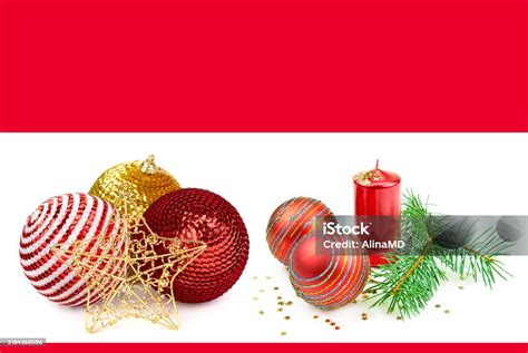 빨간 촛불과 전나무 가지와 크리스마스 공은 흰색에 고립 된 눈 속에 있습니다 텍스트를 위한 여유 공간이 있습니다 콜라주 0명에 대한 스톡 사진 및 기타 이미지 Istock