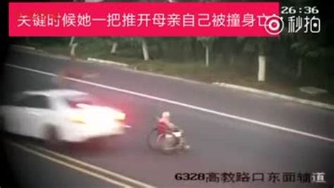 轿车飞撞瞬间，女子一把推开轮椅上的母亲汽车安全出行好看视频