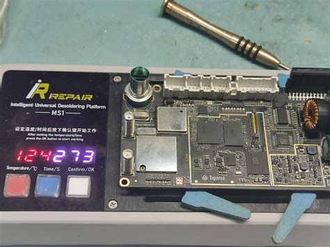 Автомагнитола. Topway Ts18 , не включается,горит только подсветка ...