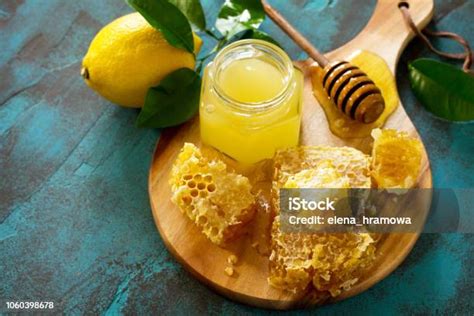 레몬 자연 여 보입니다 꿀 유리 항아리에 담그는 블루 돌 테이블에 달콤한 넓어짐 공간 복사 0명에 대한 스톡 사진 및 기타 이미지 Istock
