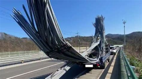 고속도로에서 이런 차 보면 무조건 신고 네이버 Tv