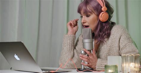 기술 내용 노트북 녹음 디지털 콘텐츠 라이프스타일 마이크 스탠드 마이크로폰 말하는 목소리 미디어 방송 배경 흐림 보이스 오버 보컬 사람 상호