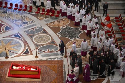 프란치스코 교황 장례미사 오후 5시 엄수…전임자보다 간소하게 뉴스1