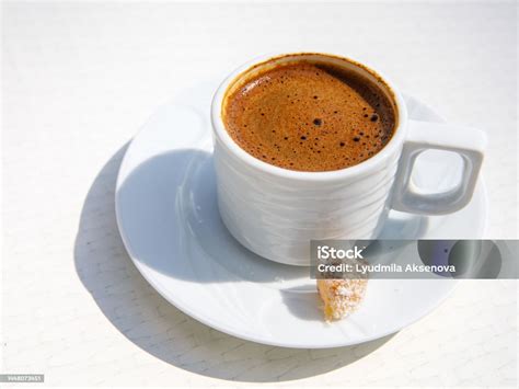 전통적인 흰색 세라믹 컵에 터키 딜라이트 로쿰과 함께 제공되는 맛있는 전통 터키 커피 0명에 대한 스톡 사진 및 기타 이미지 0명 갈색 고전 양식 Istock