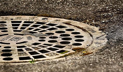 В Архангельске мужчина провалился в люк с водой и погиб