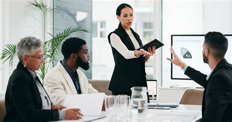 프리젠 테이션 연구 및 비즈니스 여성과의 회의 및 계획 교육 및 프로젝트 관리를위한 태블릿 브레인스토밍 및 차트를 위해 사무실에