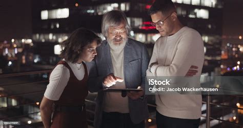 태블릿 야간 코칭 및 비즈니스 사람들이 사무실 발코니에서 협업 또는 계획을 위해 함께 모입니다 기술 팀워크 및 도시에서 늦게까지 일하는 직원 그룹과의 초과 근무 교육 25