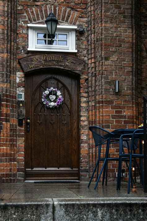 나이트 라이팅 집 밖의 거리 건물 건물 외관 건축 건축 세부 고딕 꽃 꽃 장식 꽃 화환 도시 도시 건축 도시 풍경 도시의 러스틱 매력적인