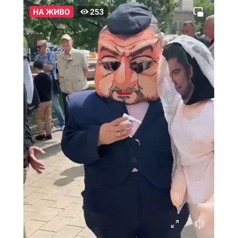 Булка младоженец и свещеник на протест пред президентството посрещат ПП ДБ