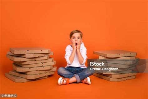 충격을 받은 아이의 전체 길이 사진은 밝은 색상 배경에 고립 된 많은 제안에 깊은 인상을 받았습니다 10 11세에 대한 스톡 사진 및 기타 이미지 Istock