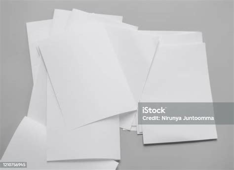 포스터 모형 종이 나무 배경에 고립 된 흰색 종이 빈 초상화 종이 A4 브로셔 잡지 신문 배너 제품을 사용할 수 있습니다 비즈니스 텍스처 배경 0명에 대한 스톡 사진 및