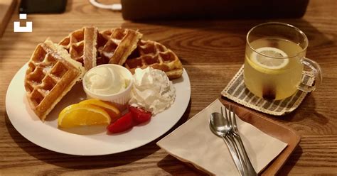 스테인레스 스틸 포크와 나이프 옆에 흰색 세라믹 접시에 빵 슬라이스 사진 Unsplash의 무료 중국 이미지